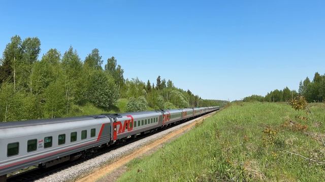 Тепловоз ТЭП70-0133 с пассажирским поездом на перегоне Фурманов - Домовицы