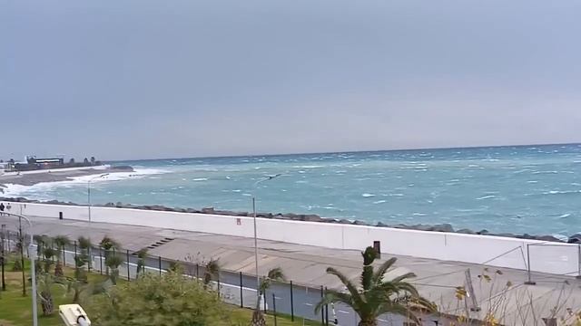 Шторм не утихает...