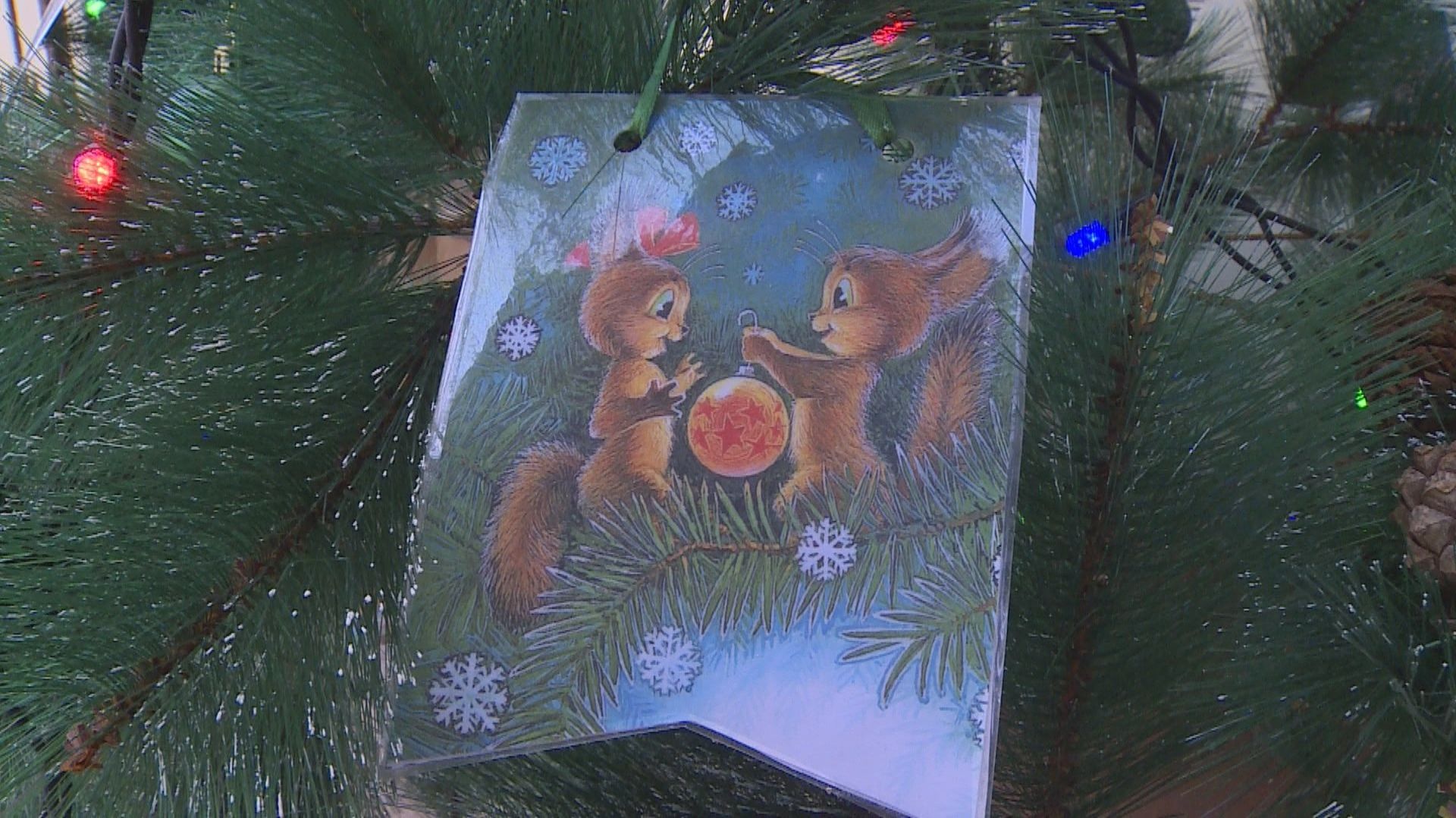 Входные группы смоленских музеев украсили оригинальные новогодние елки