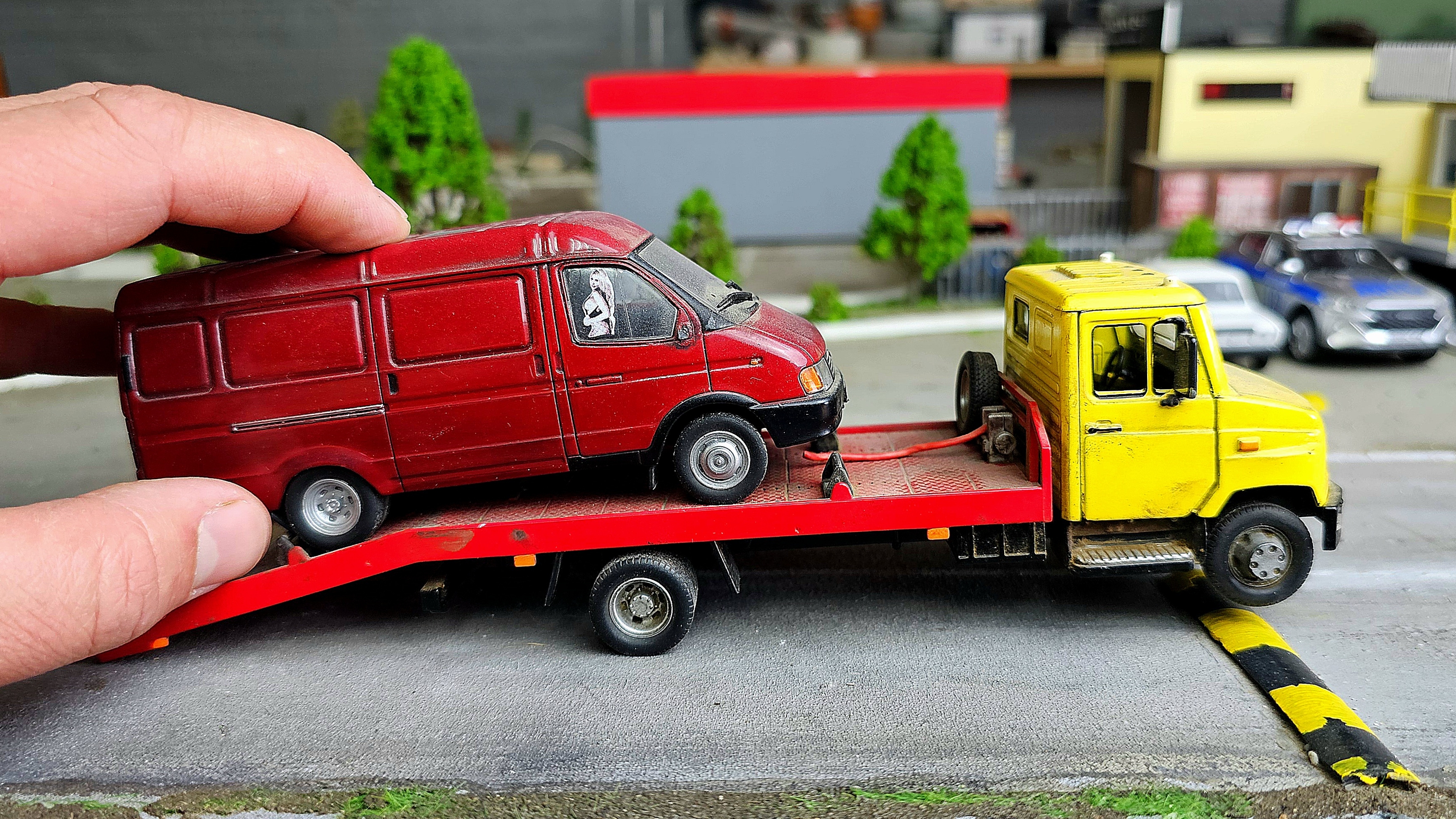 Эвакуатор проезжает лежачий полицейский. Про машинки