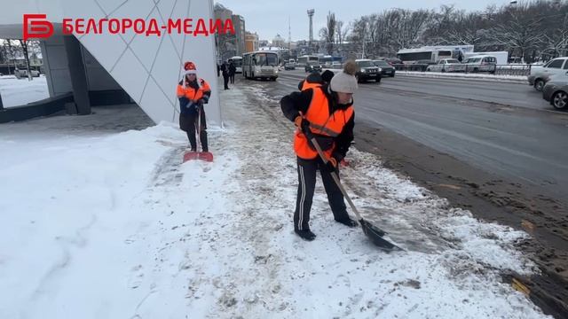 Коммунальные службы трудятся, чтобы снежный Белгород оставался комфортным и безопасным для жителей