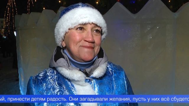 Флешмоб Дедов Морозов и Снегурочек в самом центре Первоуральска