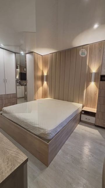 Мягкое изголовье в спальне до потолка