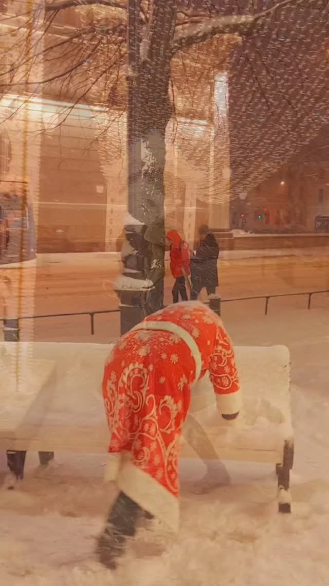 Снегурочка и Дед Мороз играют в снежки в центре Санкт-Петербурга