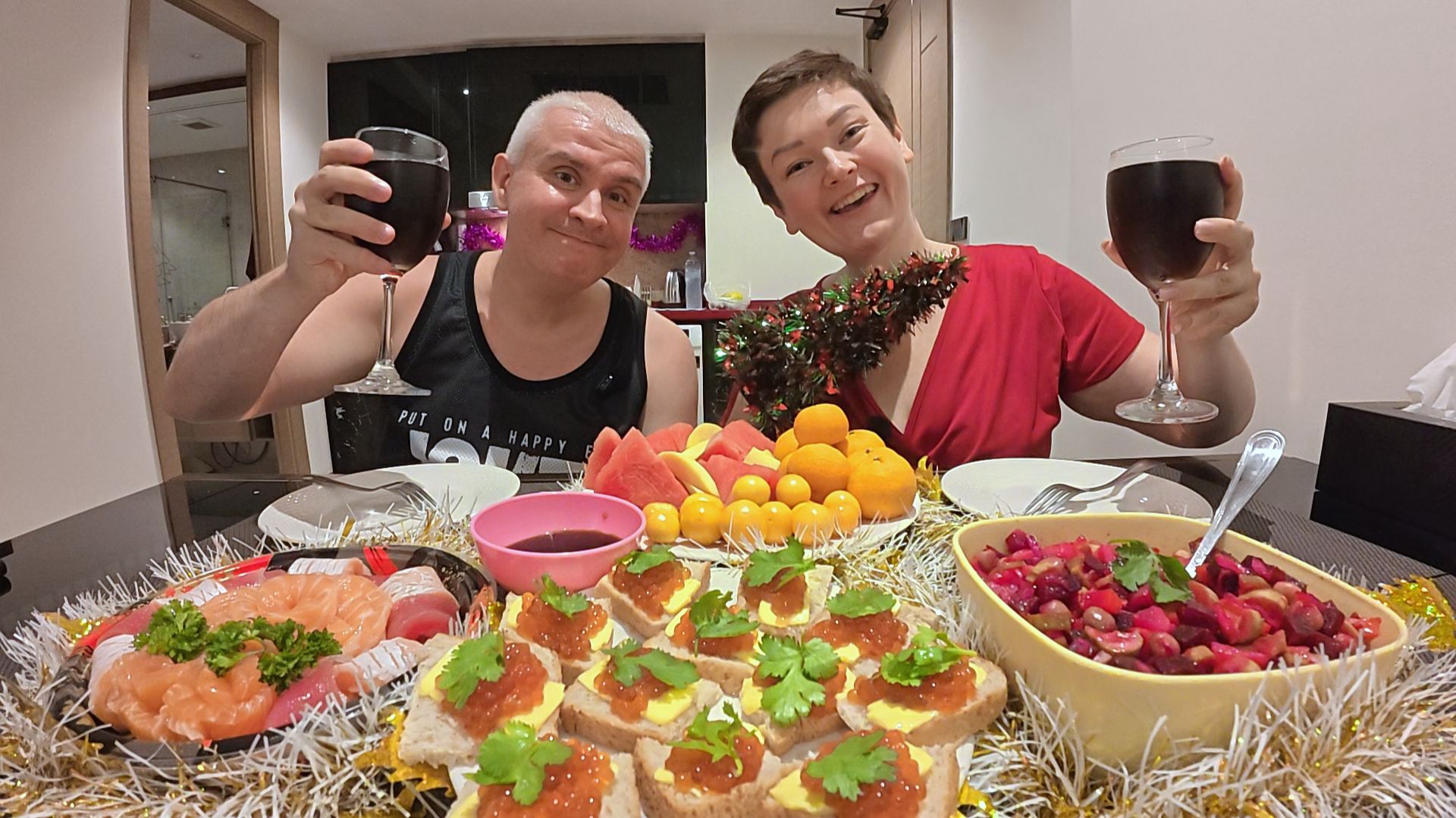 Мукбанг НАРЕЗАЛИСЬ, НАЛОПАЛИСЬ, НАВЕСЕЛИЛИСЬ) ОТМЕЧАЕМ Новый Год в Таиланде! Праздничный ужин САЛЮТ