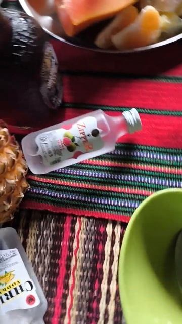 Мой новогодний стол с яствами в Индии. Дешево и сердито. Приближается 2026 г.