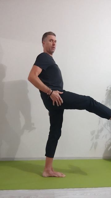 2025-12-05 Уттхита Хаста Падангуштхасана. Поза интенсивного вытяжения с захватом стопы.