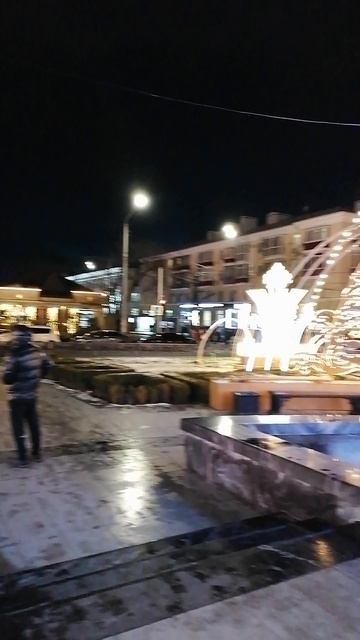 Краснодар. Памятник Святой Екатерине в новогодней инсталляции