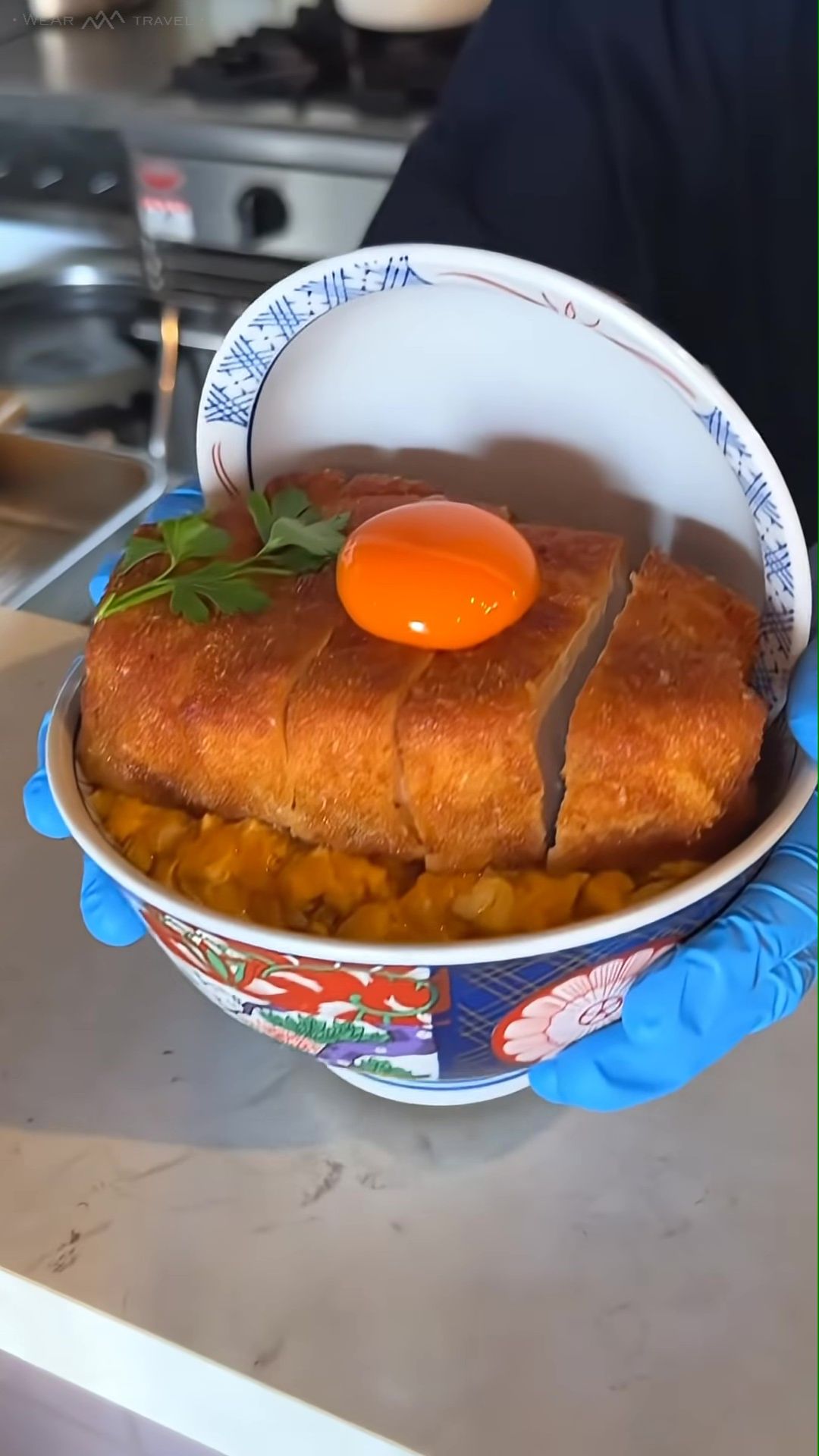 Идеально выглядящий сверхтолстый кацудон