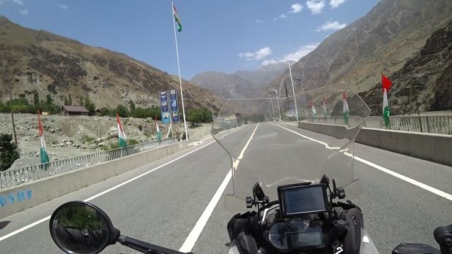 Дорога край реки Пяндж