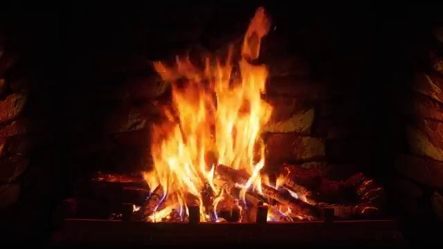 Камин, костер, треск дров, тепло и уют в Новый год и Рождество.