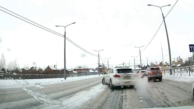 Хоть мигалки бы включил