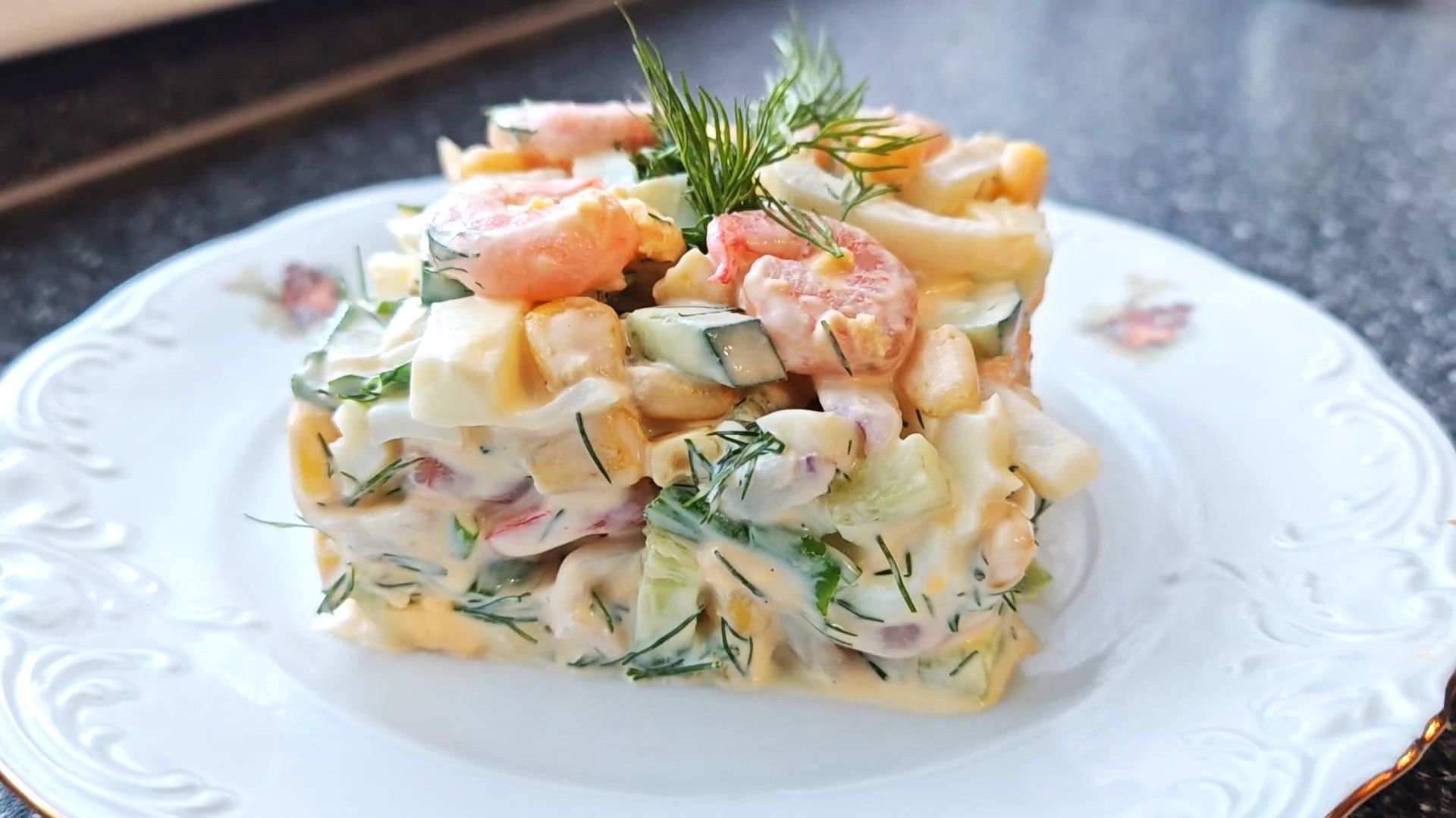 Простой, но эффектный: салат, который любят все — с кальмарами и кукурузой!