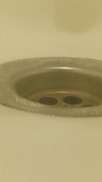 я отправил телефон в раковину с водой камерой вниз