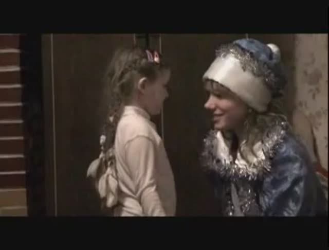 Снегурочка принесла подарок от Деда Мороза