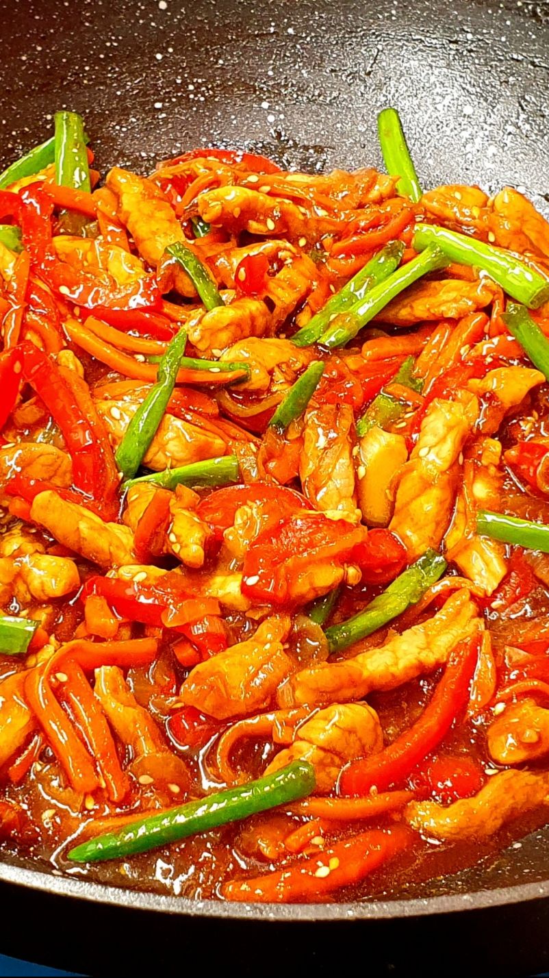 Свинина на сковороде жареная с овощами