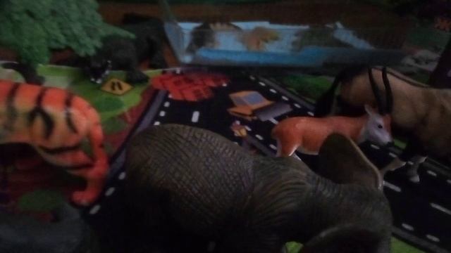 Тройные семейки экзотических животных на макете африканского заповедника. Выглядит очень эпично.