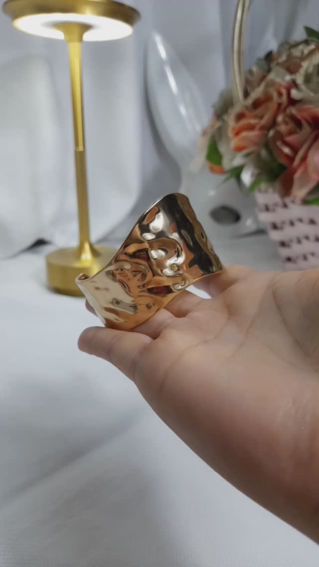 Широкий браслет - манжета, цвет - золото