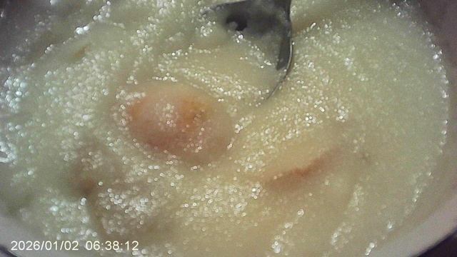 Сварил постную манную кашу с яблоками