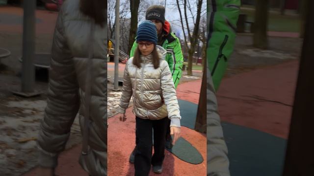 Осваиваем ходьбу на улице