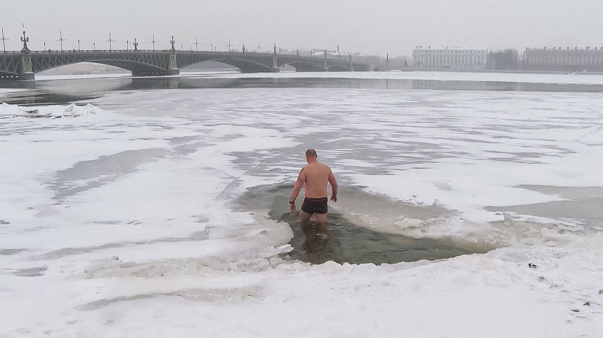 «Моржи» Петербурга устроили первый заплыв в новом году