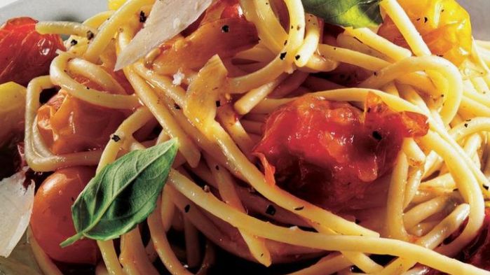 Макароны со свежими помидорами и базиликом.