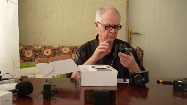 Распаковка Ulanzi CU01 и светильника ZU60.