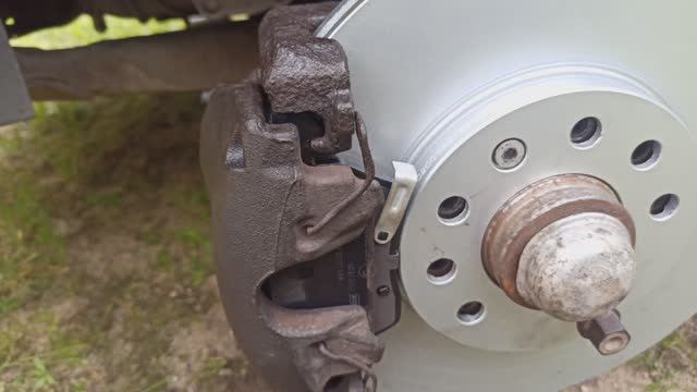 ЗАМЕНА ПЕРЕДНИХ ТОРМОЗНЫХ ДИСКОВ и КОЛОДОК в ОПЕЛЬ ЗАФИРА А (Opel Zafira A)