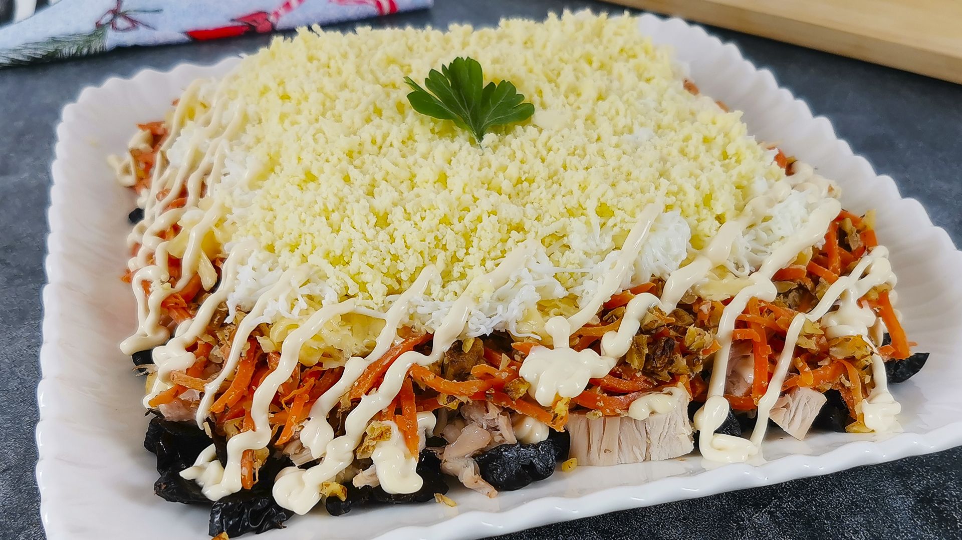 Салат с курицей и черносливом. Очень интересное и вкусное сочетание продуктов