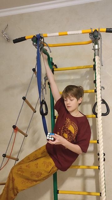 🦔 Платон на турнике: кубик 3х3х3 одной рукой!