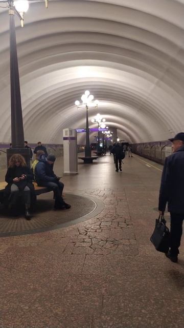 Ст. метро Старая деревня, Ленинград (СПб) - интерьер, пассажиры, прибытие поездов  Фрагмент 2