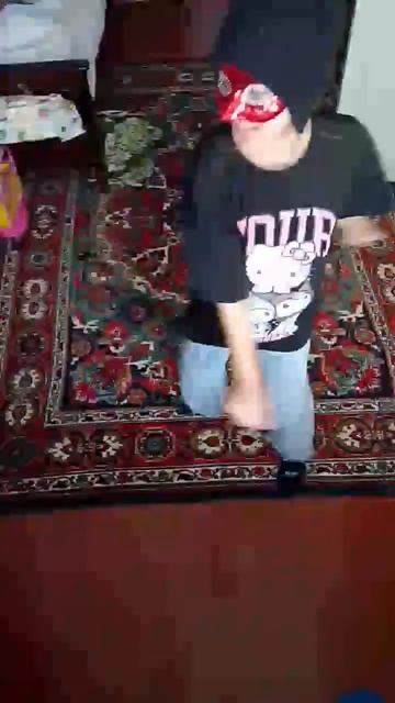 танцует дианочка.