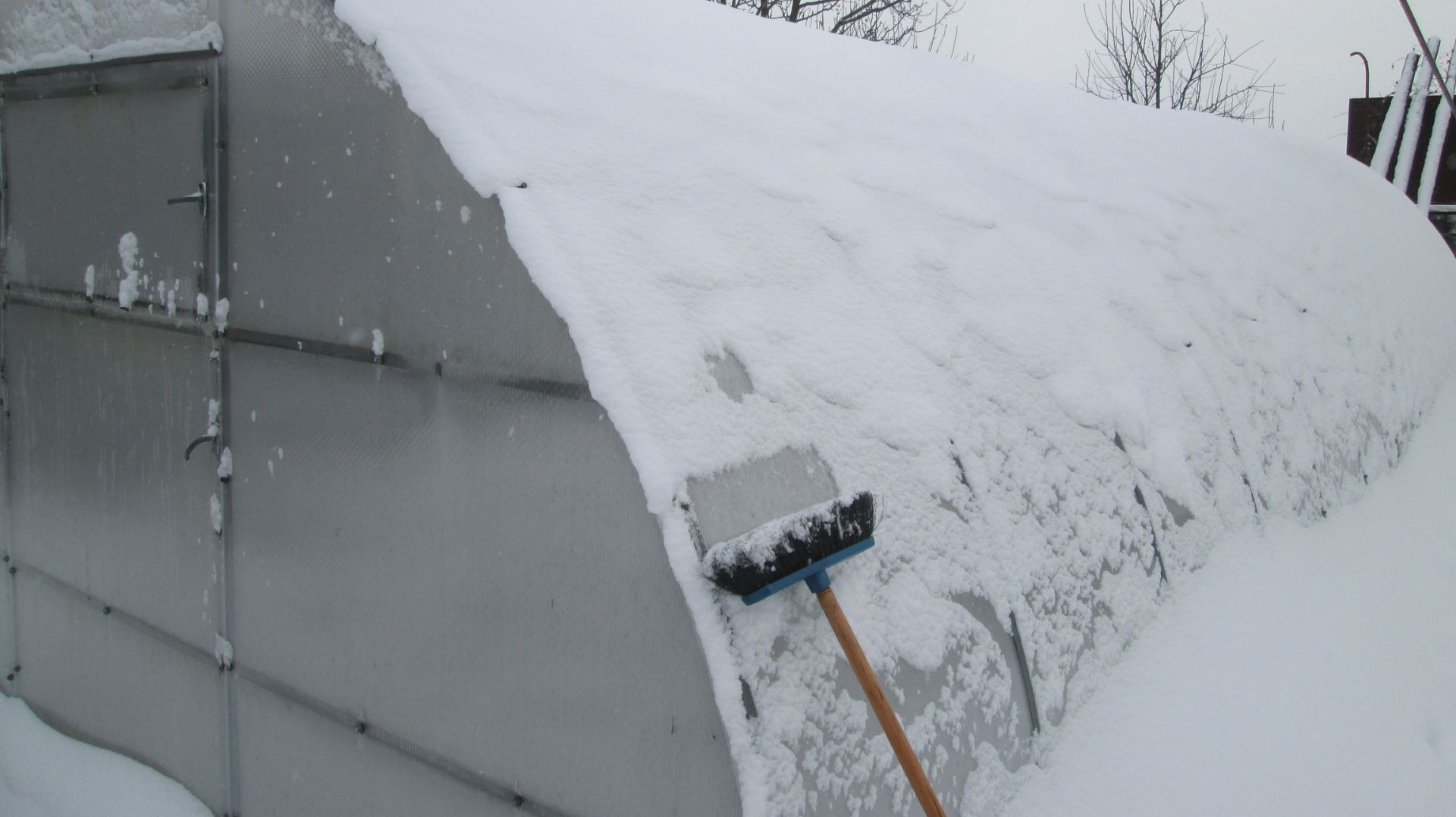 Как чистить снег с теплицы