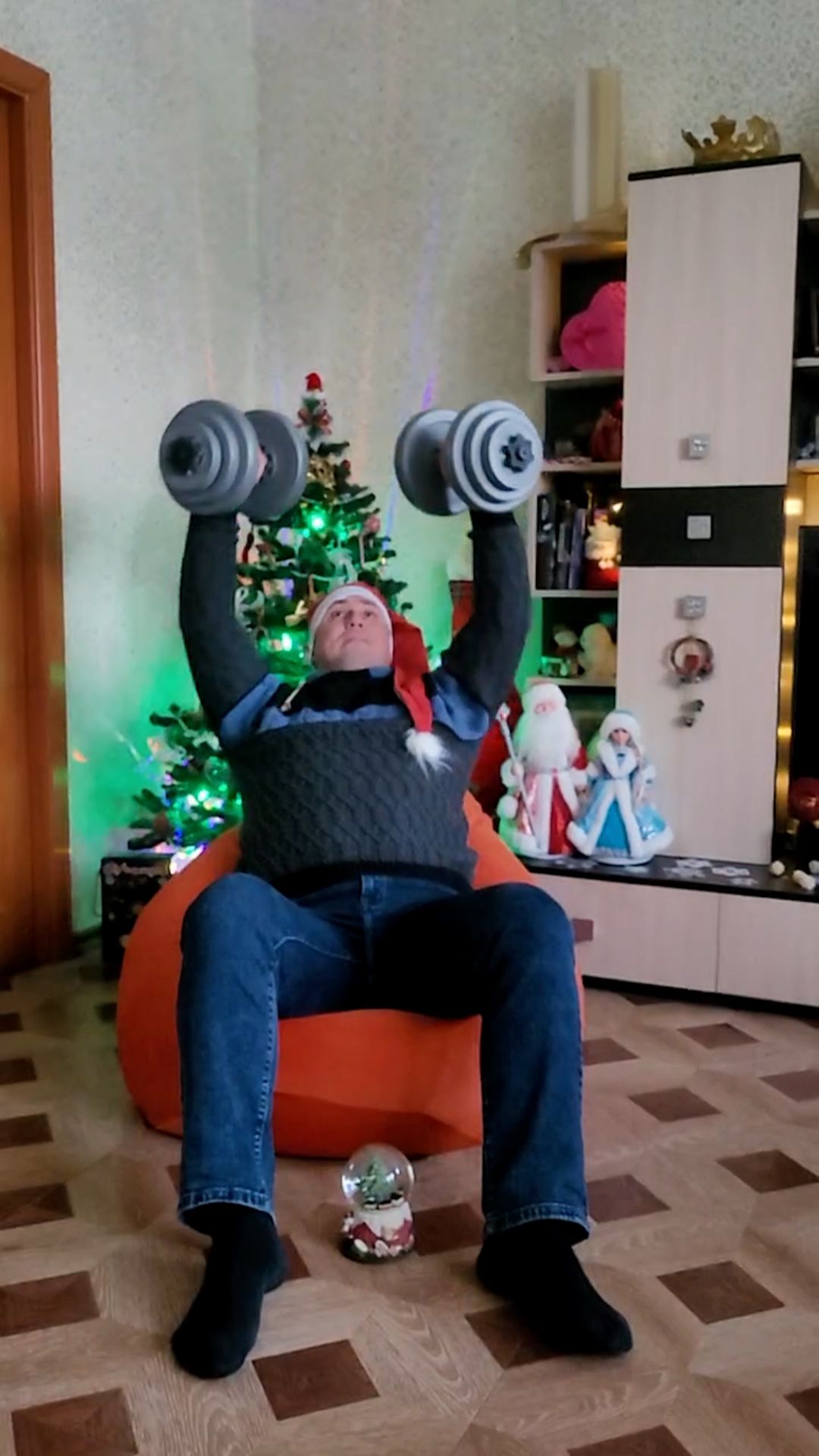 Новогодний Жим гантелей на Мешке с подарками