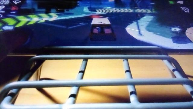 Спасаю людей на скорой медицинской помощи в городе. Работают санитаром скорой помощи.