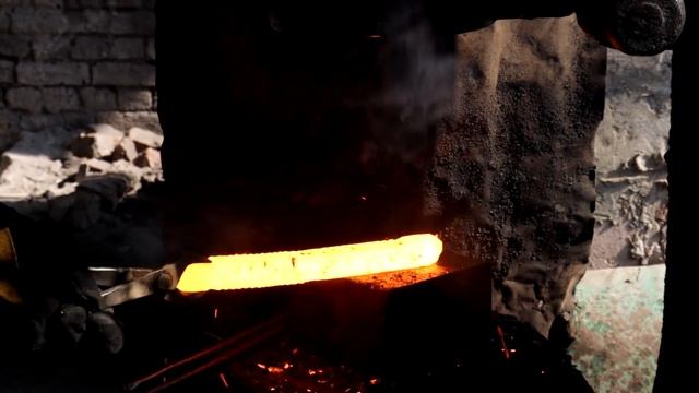 Удивительный процесс ковки витой стали: изготовление клинка для меча.