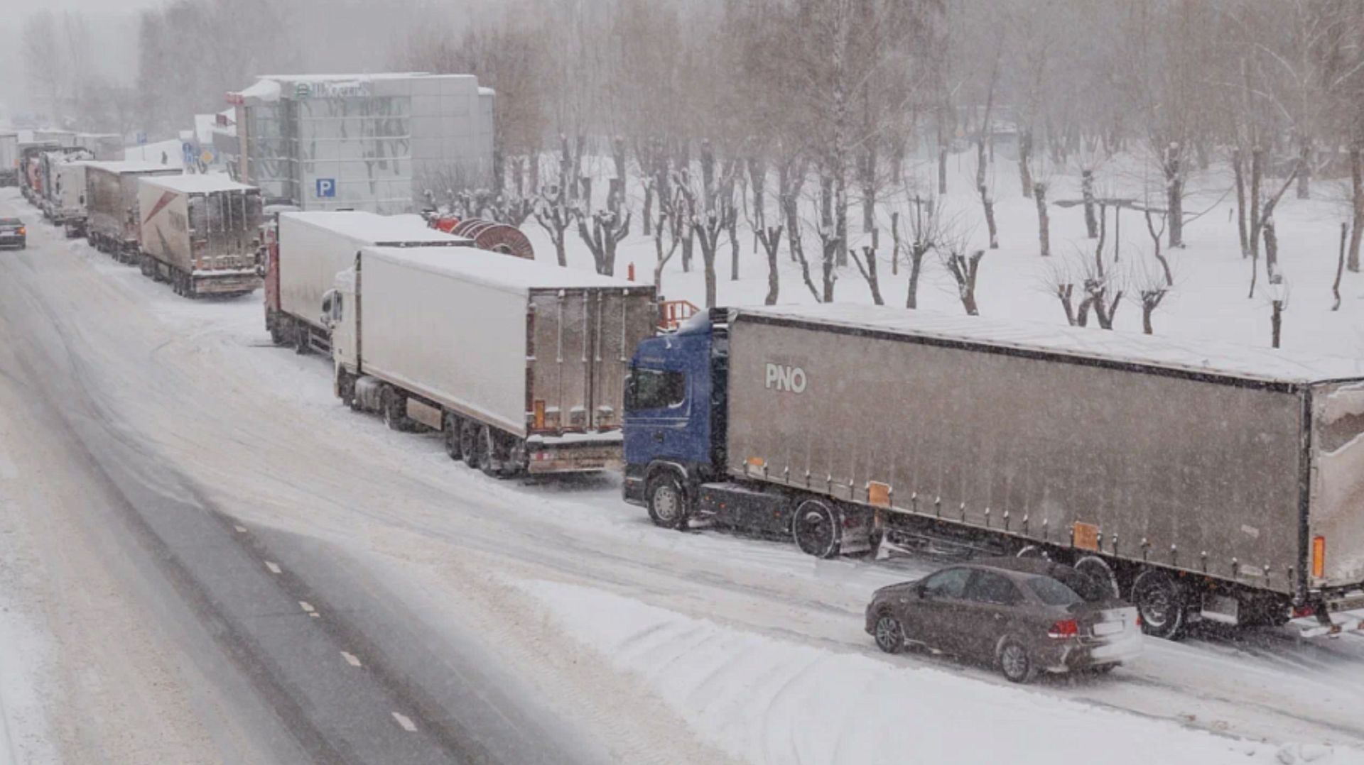 Сильнейшая пурга замела дороги на Урале и Поволжье. Ограничено движение на трассе М-5