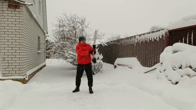 Разминка с тренировочным двуручным мечом ДаДао весом 1850 гр. в деревне