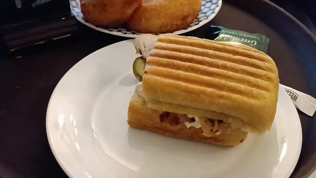 Горячий бутерброд с курой в монастырском кафе