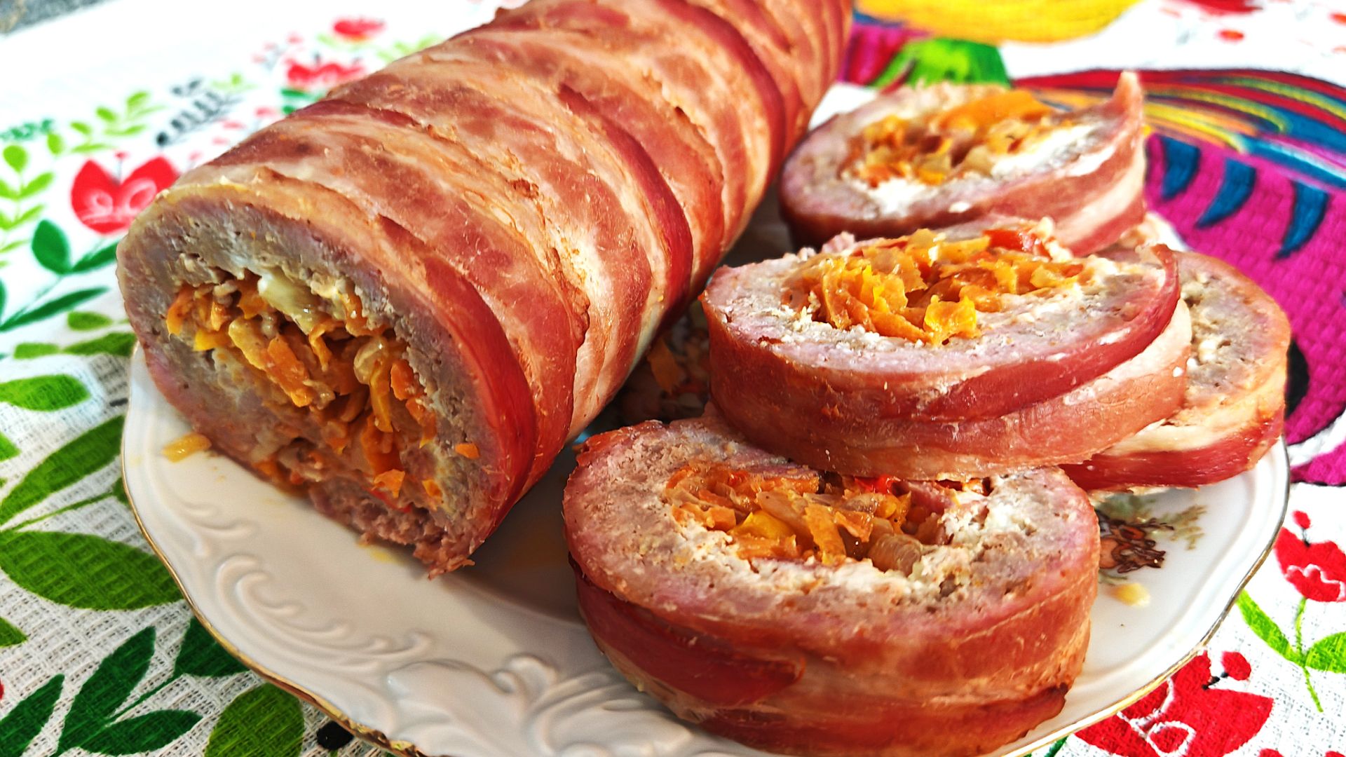 Мясной рулет из фарша с начинкой и беконом оценит любой гурман.