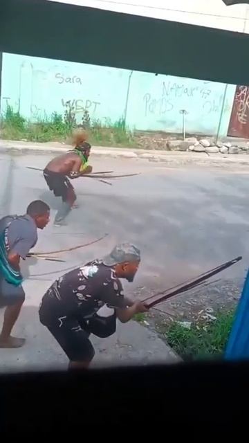 Разборка на луках между двумя племенами в Папуа-Новой Гвинее. Наши дни.