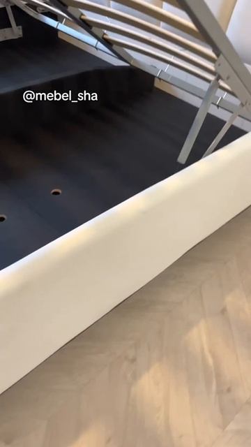 Белоснежная кровать в спальне