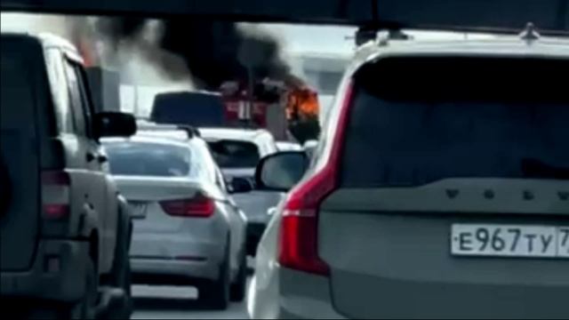 КАМАЗ врезался в несправный ПАЗ на МКАДе 45 км