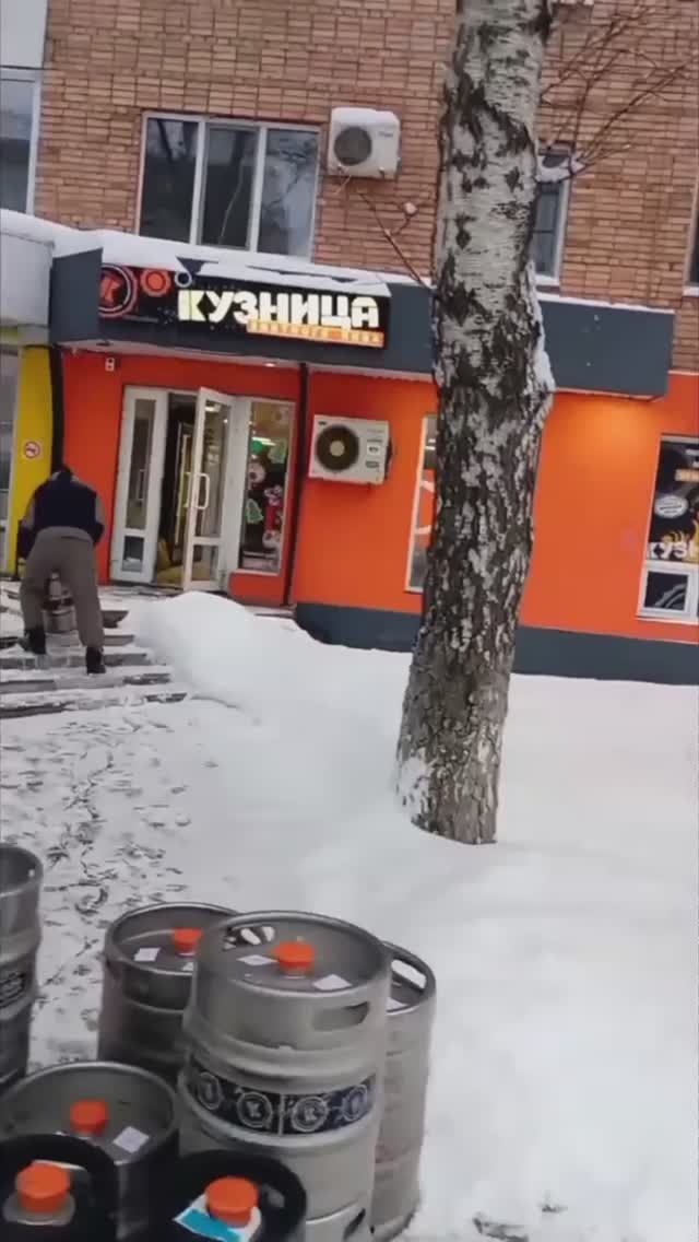 Кто-то спешит, кто-то метет, а снег всё идёт. #зима #самара