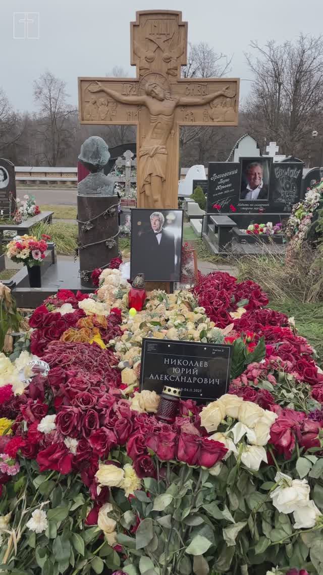 Могилы недавно ушедших знаменитостей на Троекуровском кладбище