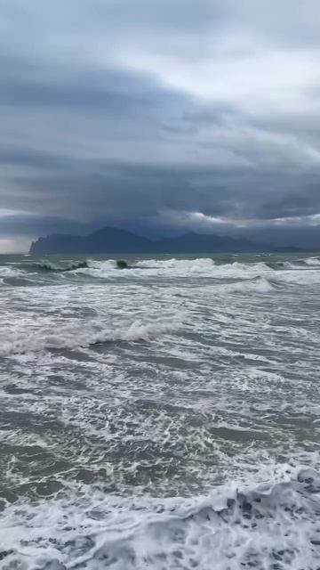 Шторм в Крыму: море размывает пляжи Орджоникидзе