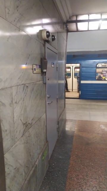 Ст.метро Электросила, Ленинград (СПб), Синяя Линия - интерьер, пассажиры,прибытие поездов Фрагмент 2