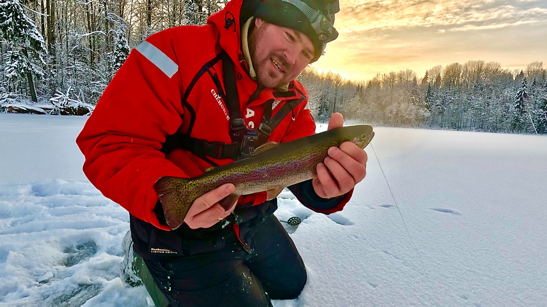 ФОРЕЛЬ БЕГЛЯНКА В СОЛНЕЧНОЙ КАРЕЛИИ, ПОПРОБУЙ ЕЁ ПОЙМАЙ, ОБХИТРИТ ЛЮБОГО РЫБАКА!