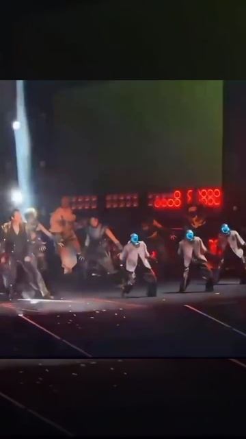 В Китае роботов начали использовать на концертах в качестве подтанцовки.