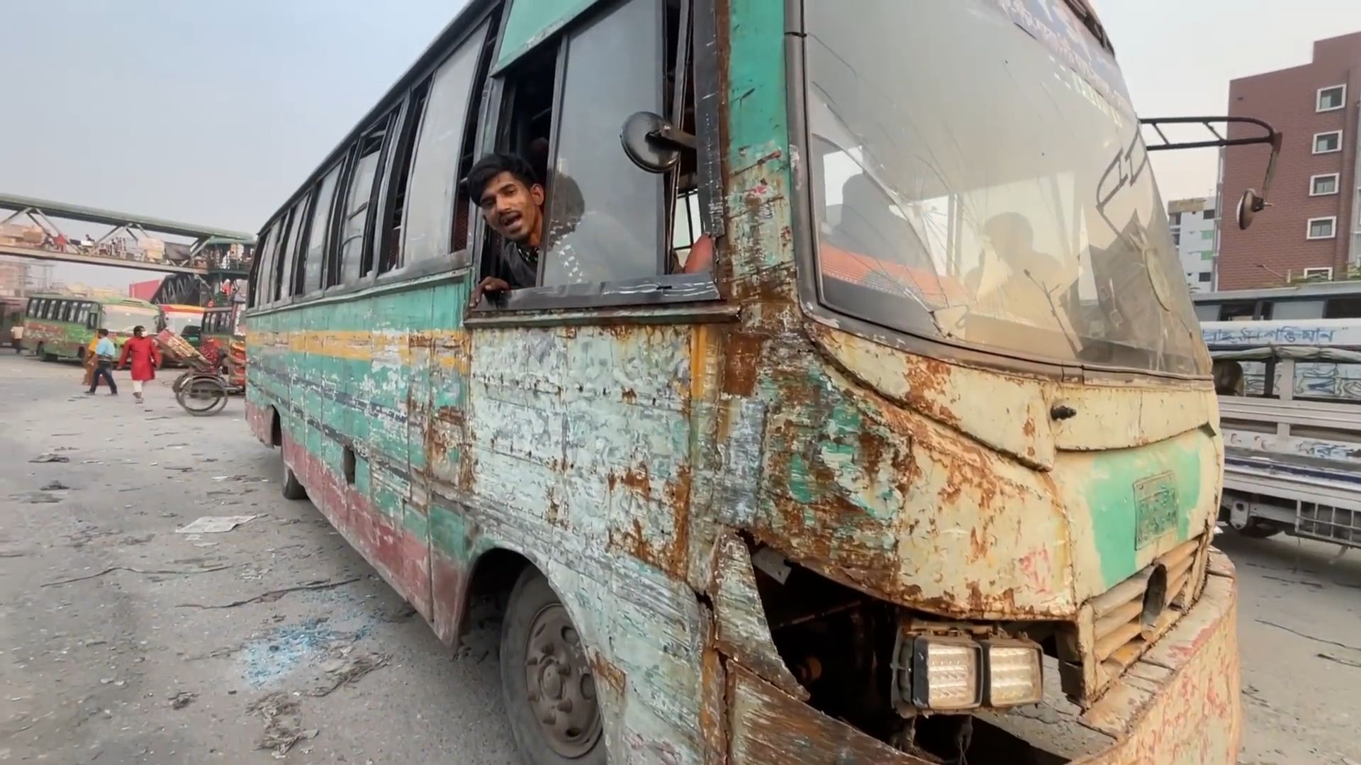 Безумие на дорогах в Бангладеш.